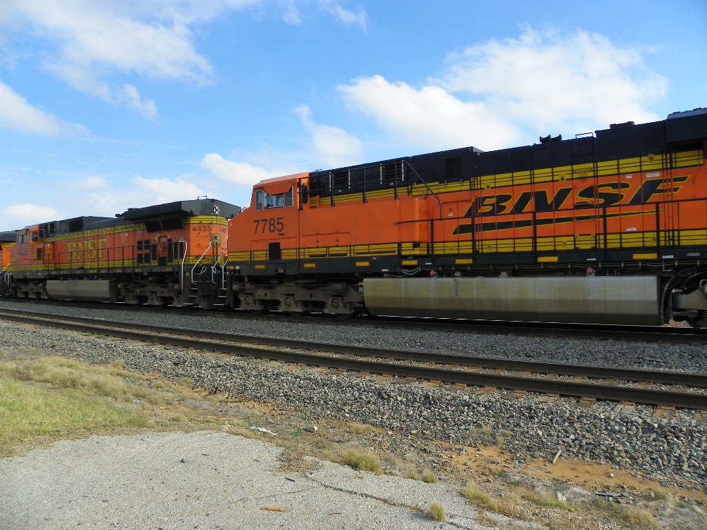 BNSF C44-9W 4435 & BNSF ES44DC 7785